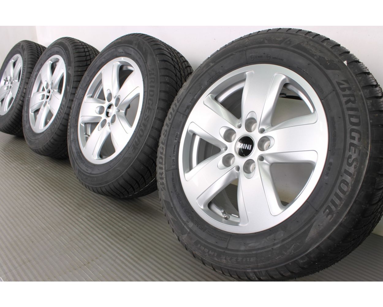 Original MINI Countryman F60 16 Zoll Winterradsatz 517 Revolite S