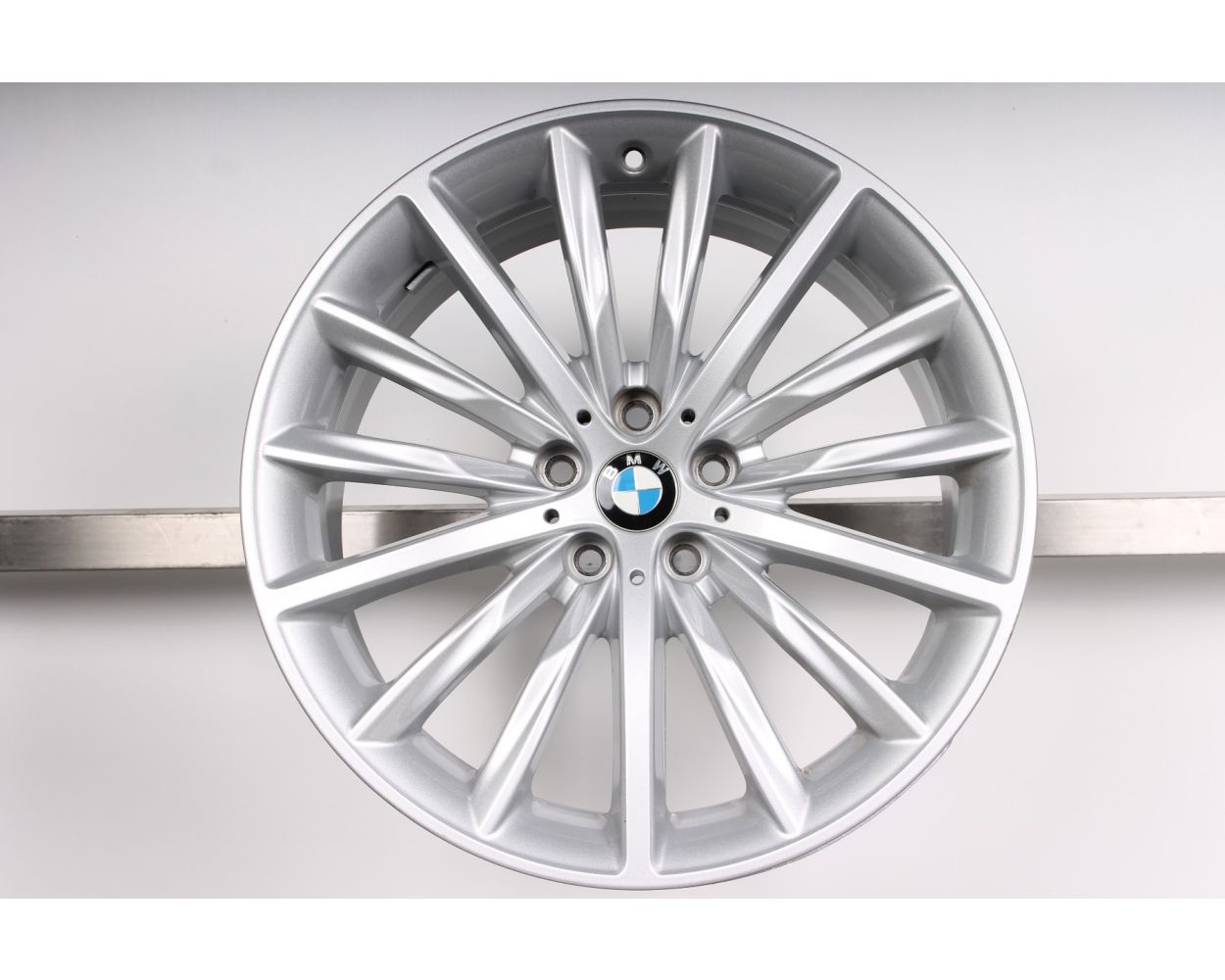 1x Original BMW 5er G30 G31 19 Zoll Alufelge 633 Vielspeiche Silb